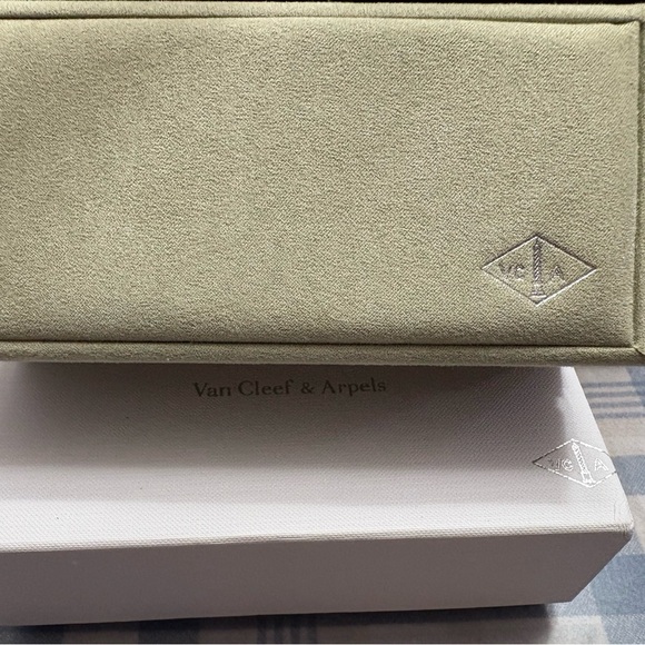 Van Cleef & Arpels | Jewelry | Van Cleef Arpels Elegant White Jewelry ...
